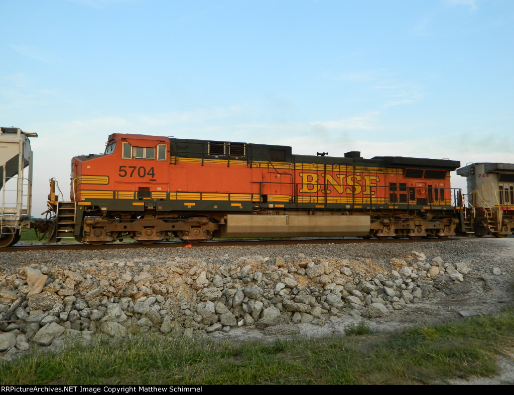 BNSF 5704